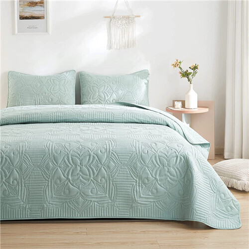 Quilted Embroidery Coverlet: kingform
